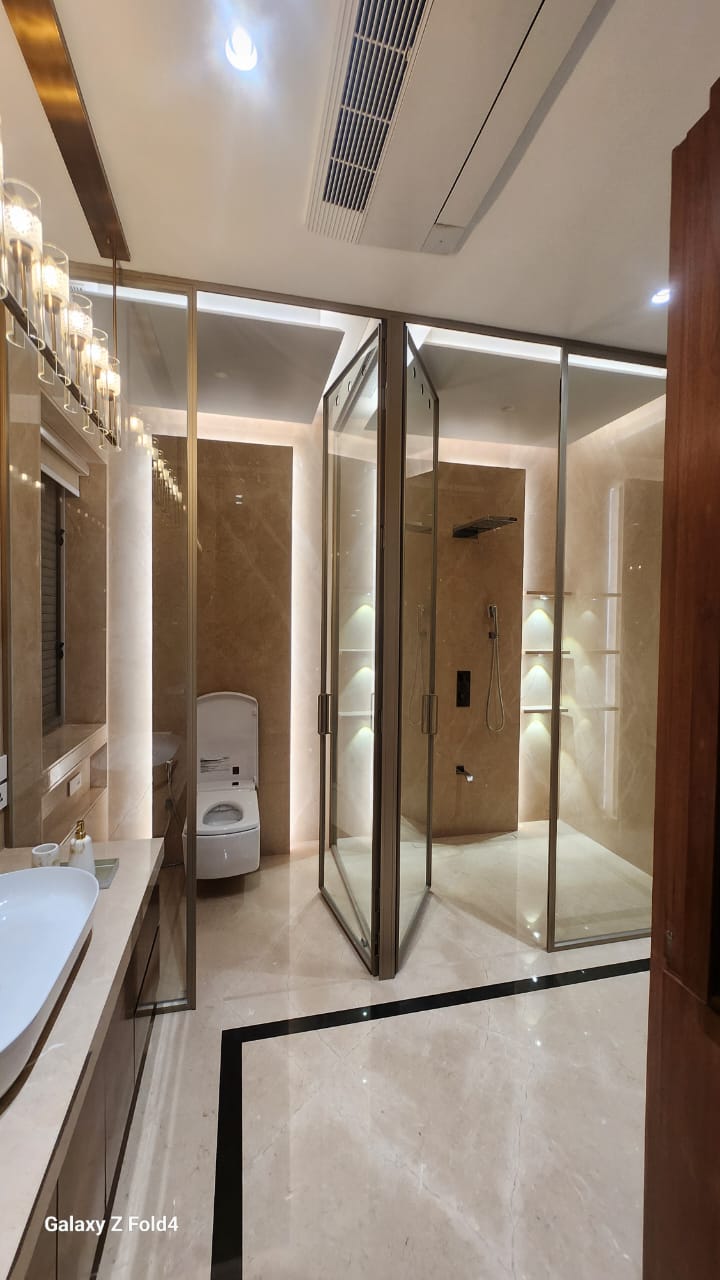 Luxurious Shower Cubicle and Frameless Shower Enclosure
